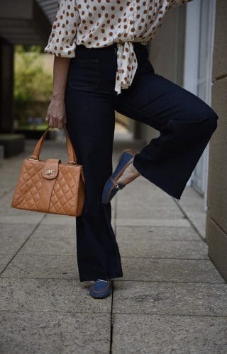 7 estilos de sapatos para usar com calça flare